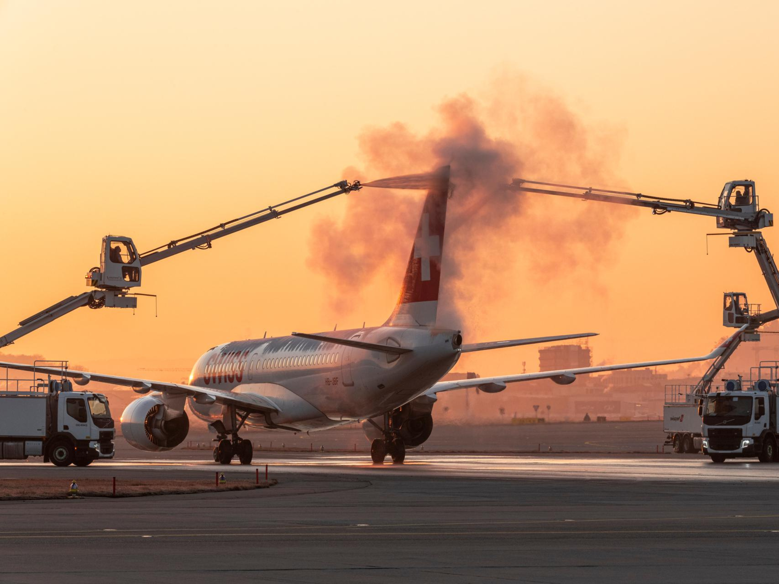 Flugzeug Deicing: Eine effiziente Zusammenarbeit – Flughafen Zuerich