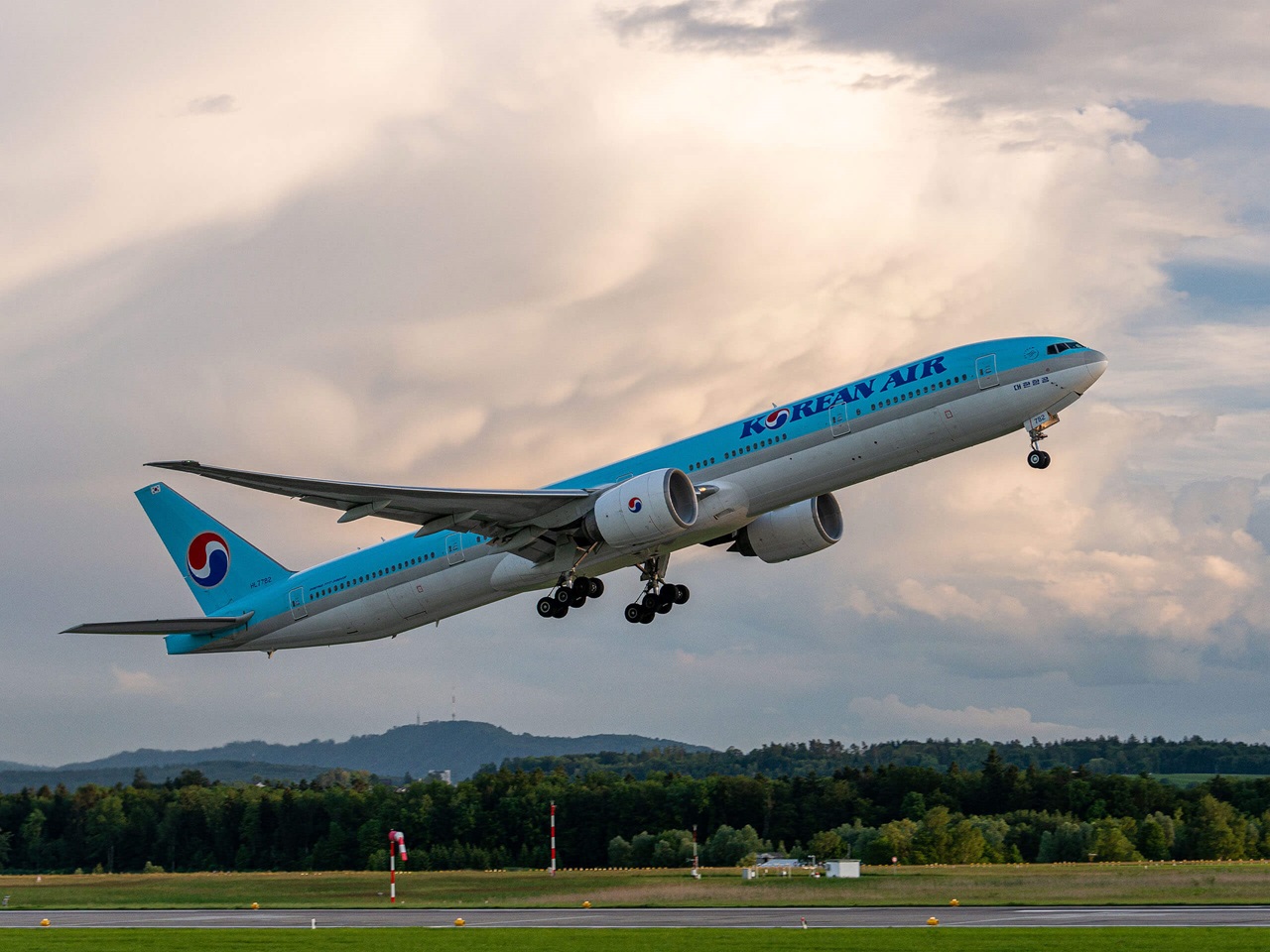 Experience airport operations in real time – for aviation fans and spotters – Flughafen Zuerich